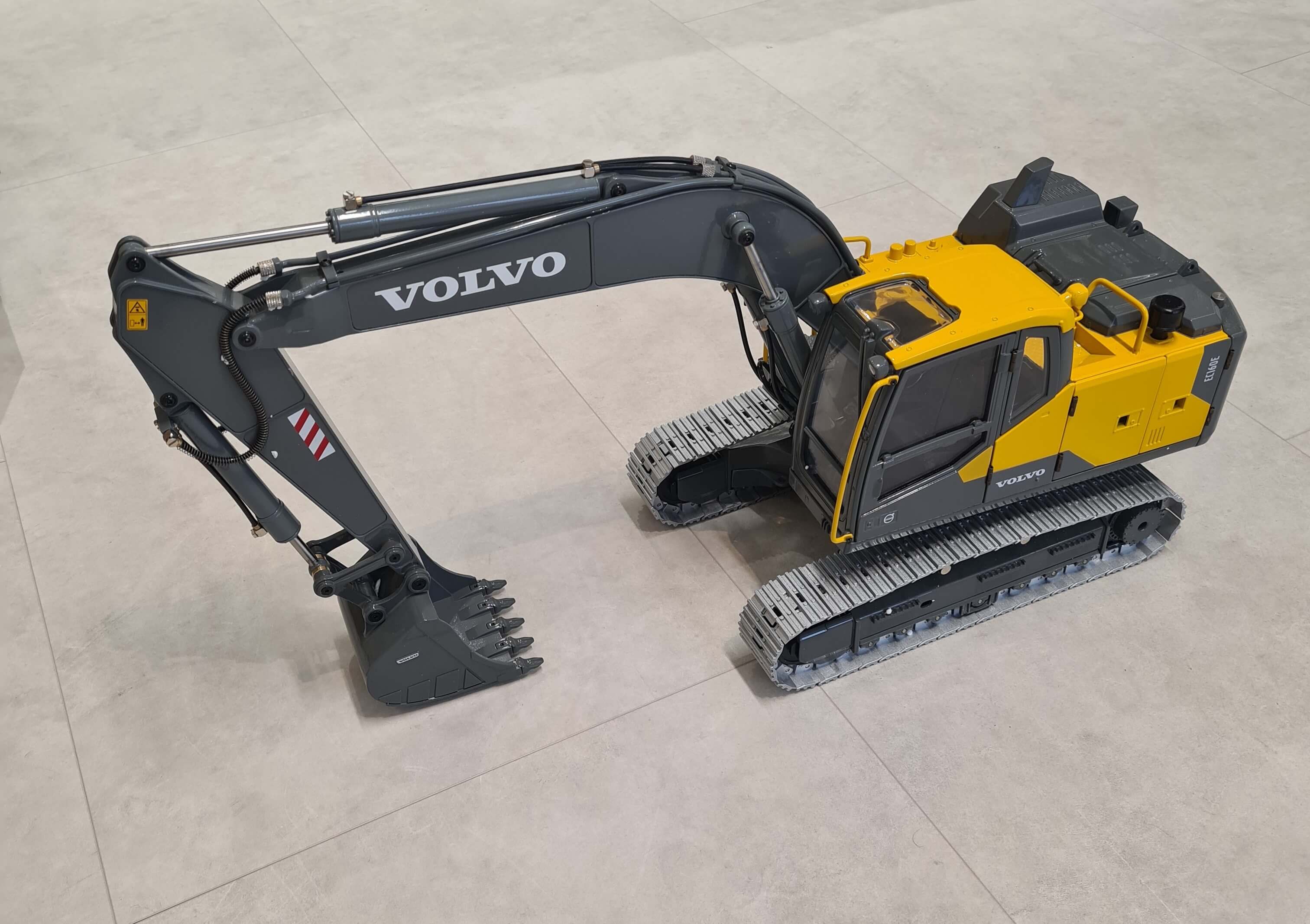 Excavadora hidráulica Volvo EC160E M1:14, amarilla (lista para ...